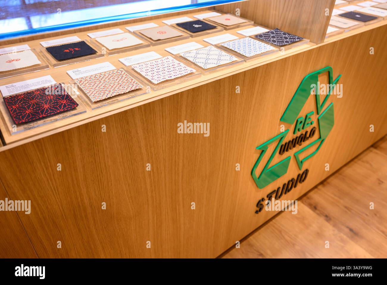 Uniqlo Edinburgh clothing shop Stock Photo - Alamy