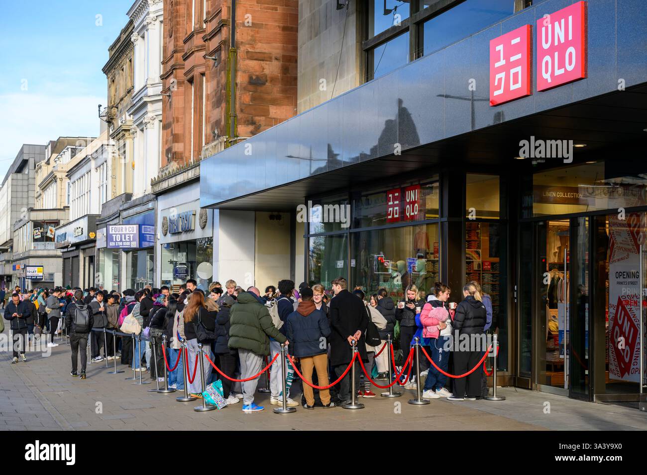 Uniqlo edinburgh hi-res stock photography and images - Alamy