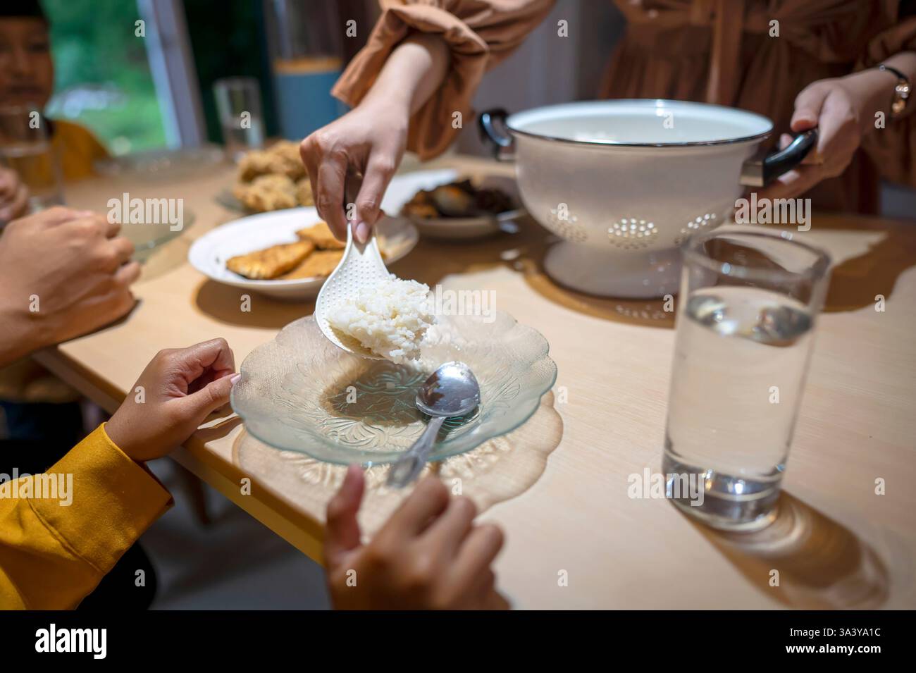 Portrait of Indonesian Muslim mother preparing food for iftar to her ...