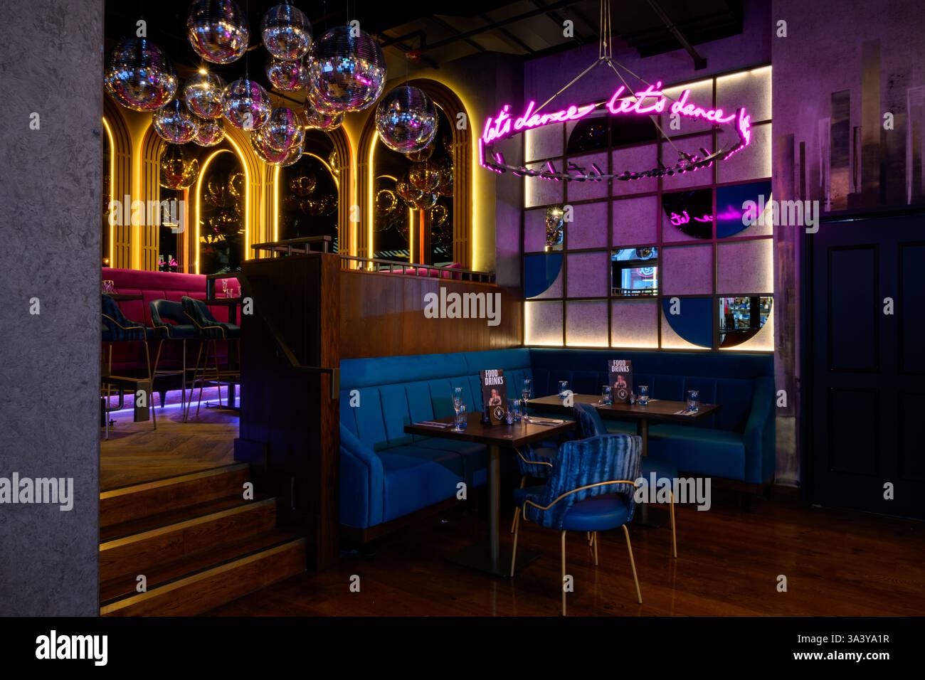 Rose street bar hi-res stock photography and images - Alamy