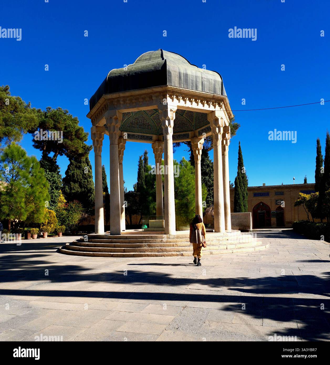 Beauty of Iran, traditional Shiraz with its rich culture! Tomb of Hafez ...