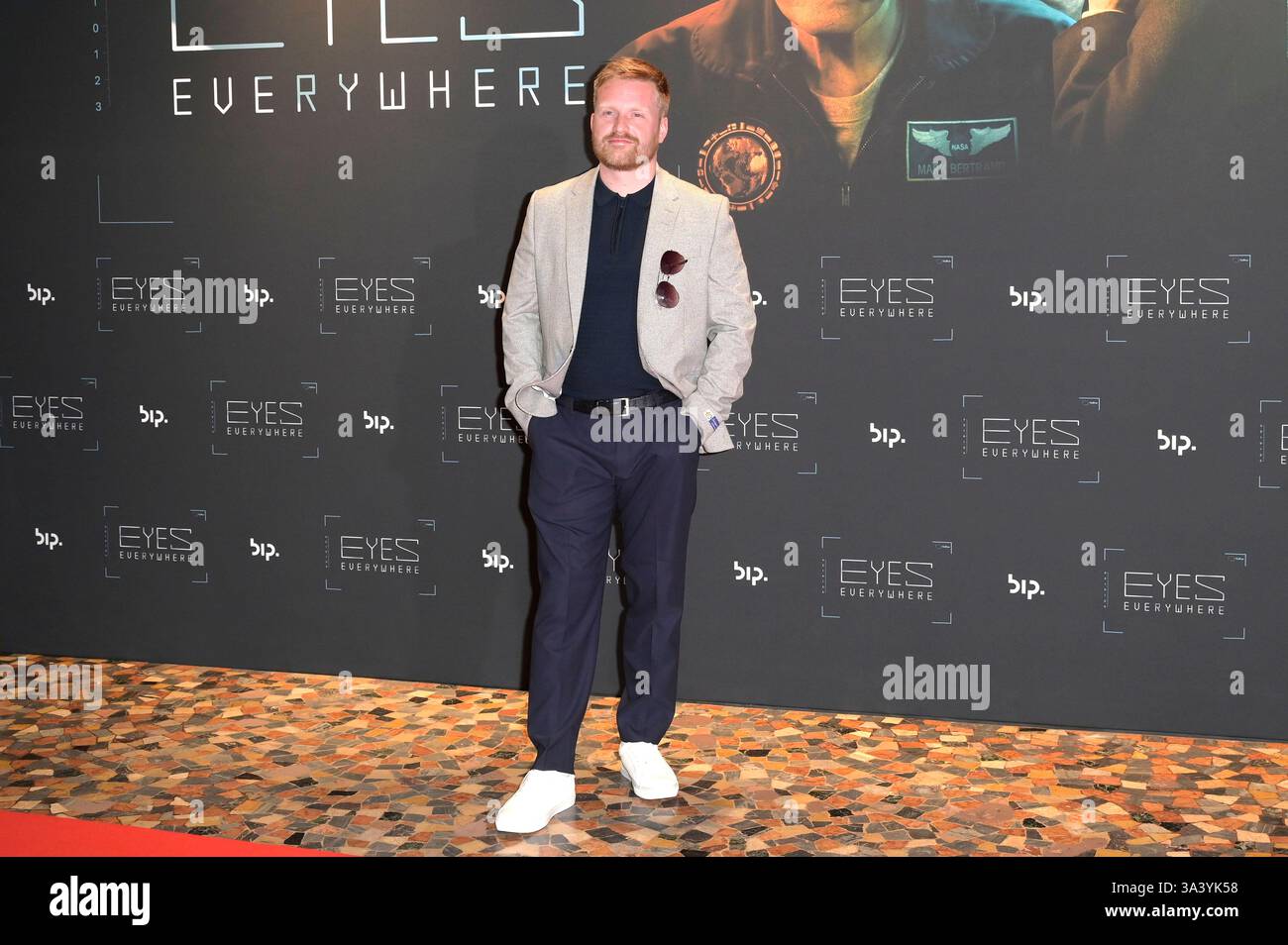 Dean Michael Gregory bei der Premiere des Kinofilms 'Eyes Everywhere ...