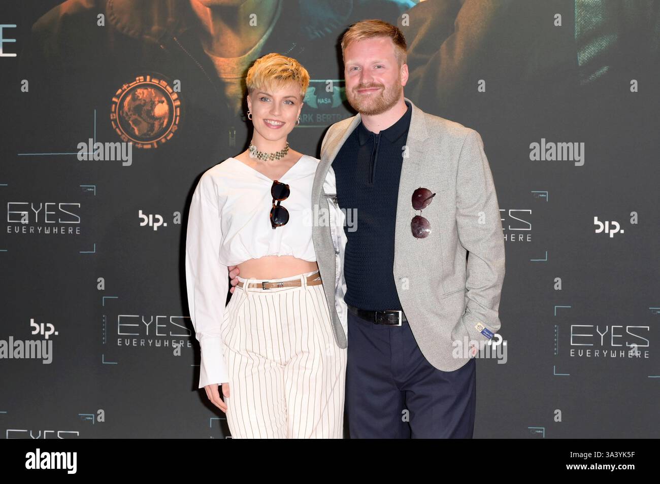 Dean Michael Gregory mit Freundin bei der Premiere des Kinofilms 'Eyes ...