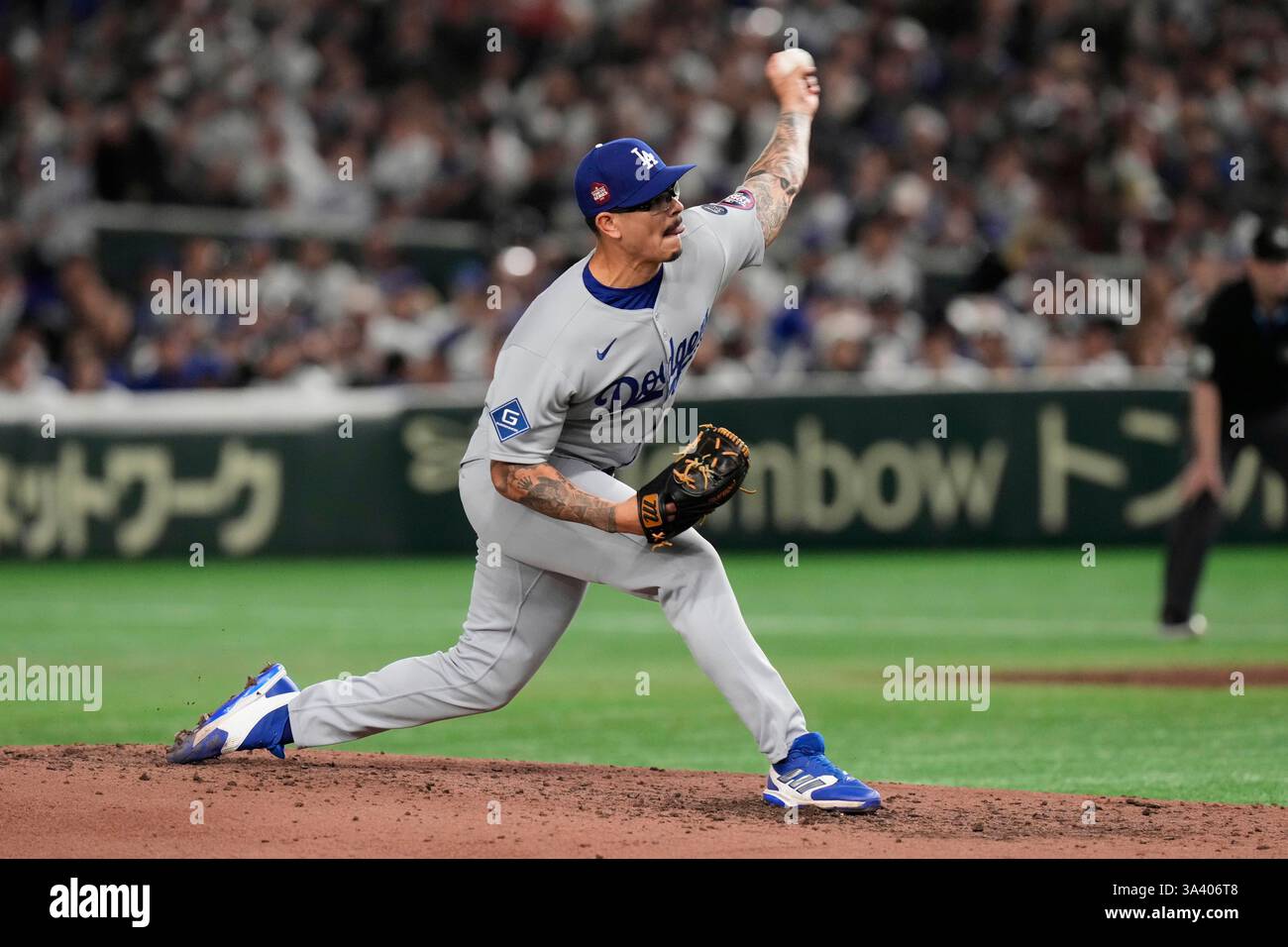 Los Angeles Dodgers relief pitcher Anthony Banda throws to the Chicago ...