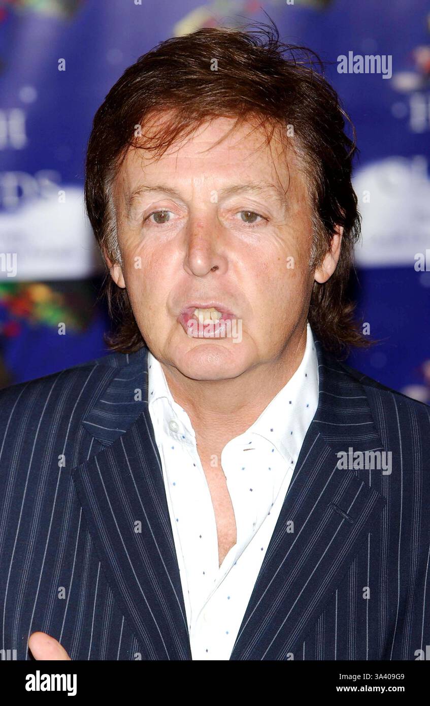 Oct. 3, 2005 - New York, NEW YORK - Paul McCartney signs his new book ...