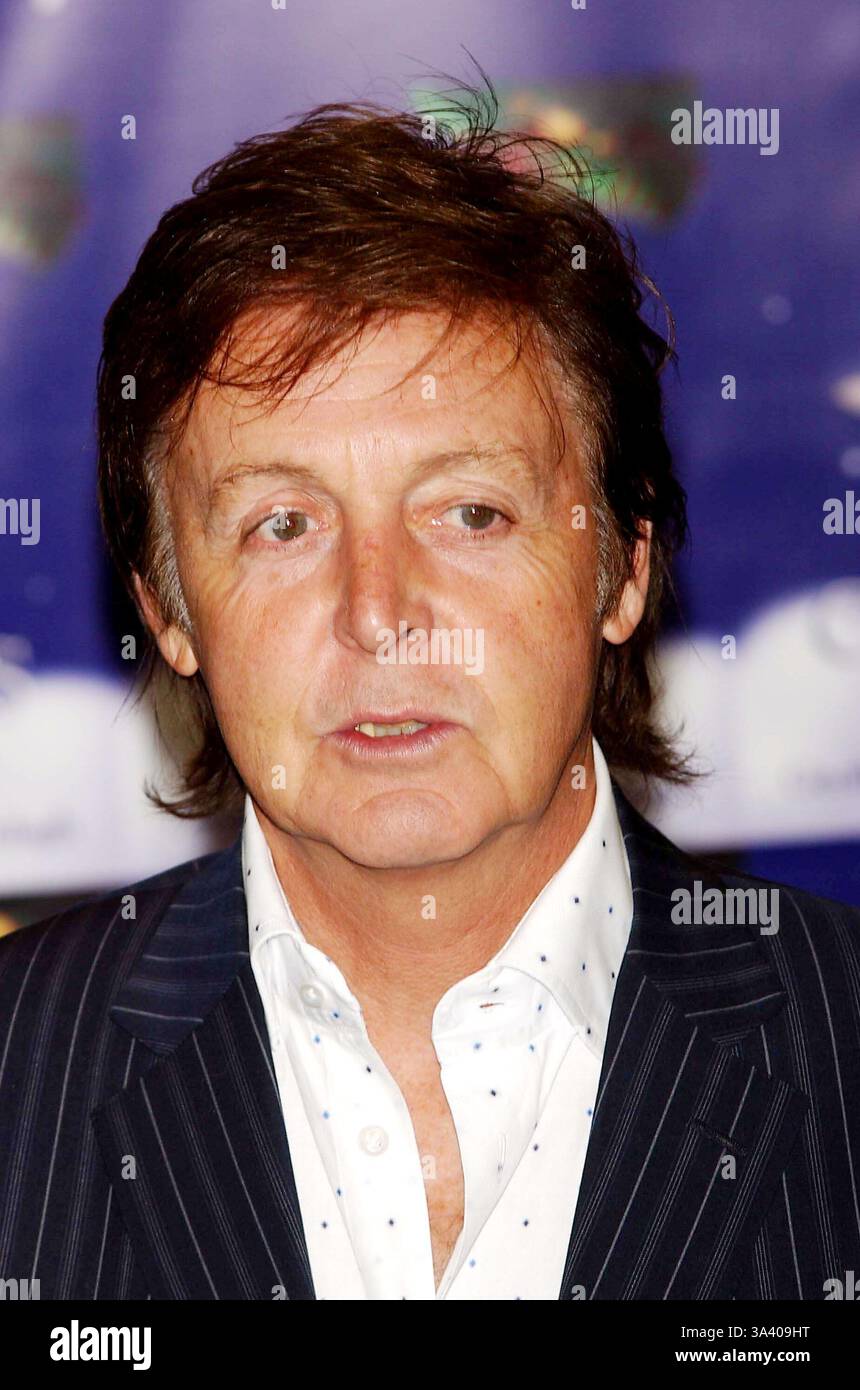 Oct. 3, 2005 - New York, NEW YORK - Paul McCartney signs his new book ...