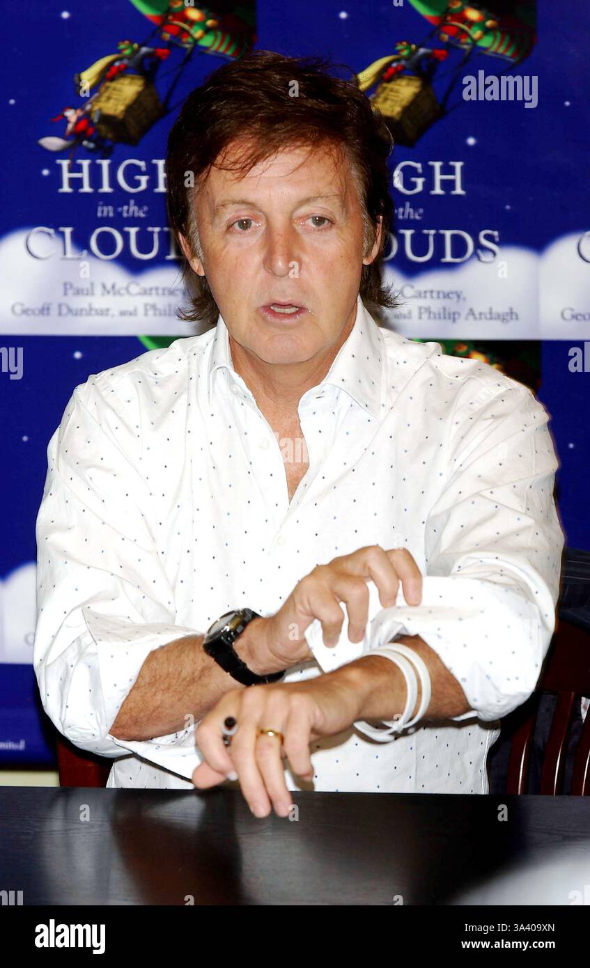 Oct. 3, 2005 - New York, NEW YORK - Paul McCartney signs his new book ...
