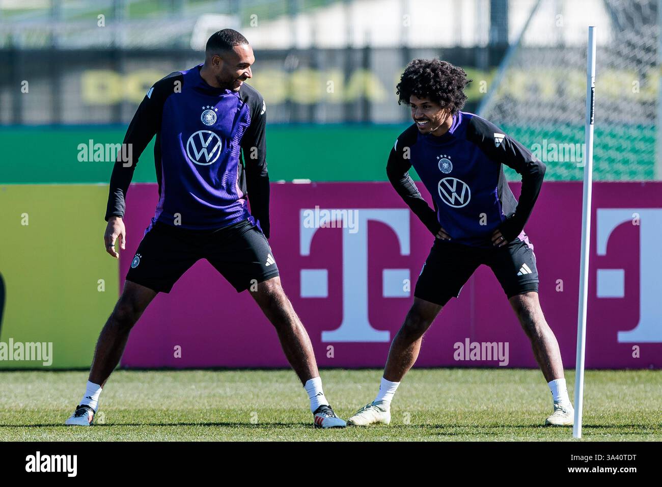 Jonathan Tah (Deutschland, 4) und Karim Adeyemi (Deutschland) lachend ...