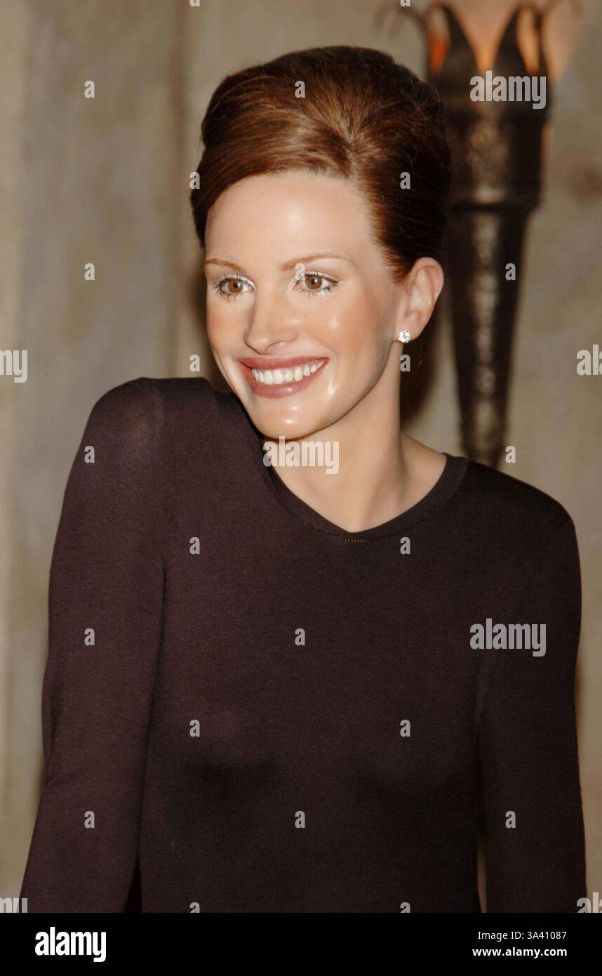 Apr. 12, 2006 - New York, New York, USA - K47515AR.Lindsay Lohan's wax ...