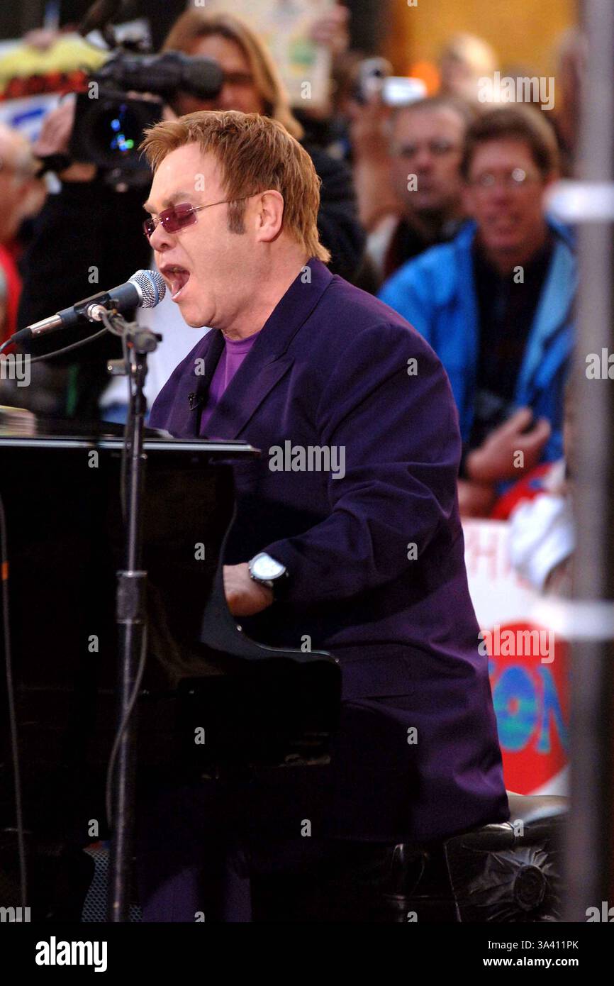 Apr. 25, 2006 - New York, New York, USA - K47604AR.ELTON JOHN APPEARS ...