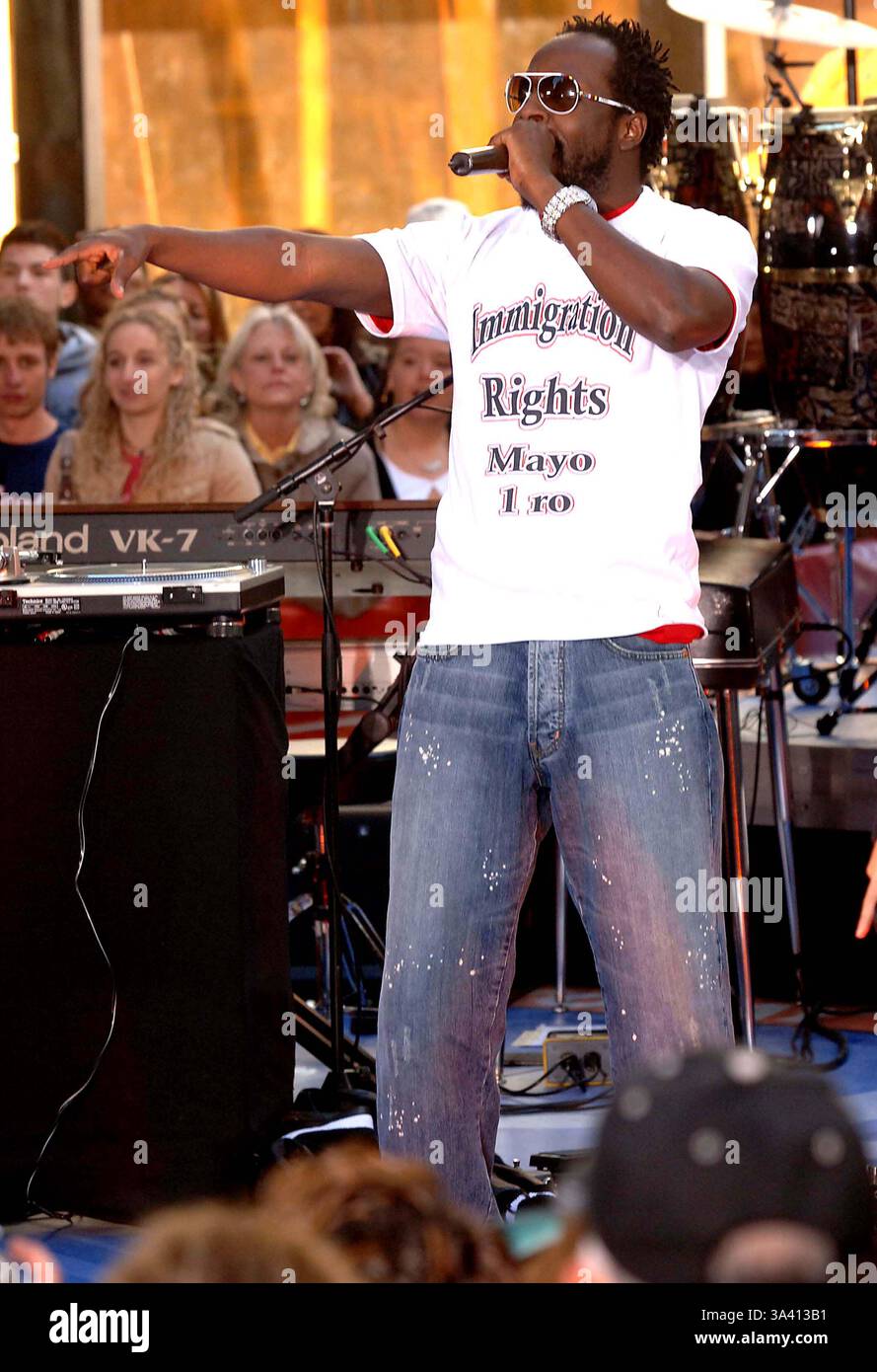 Apr. 28, 2006 - K47663AR.SHAKIRA PERFORMING AT NBC'S TODAY SHOW IN ...