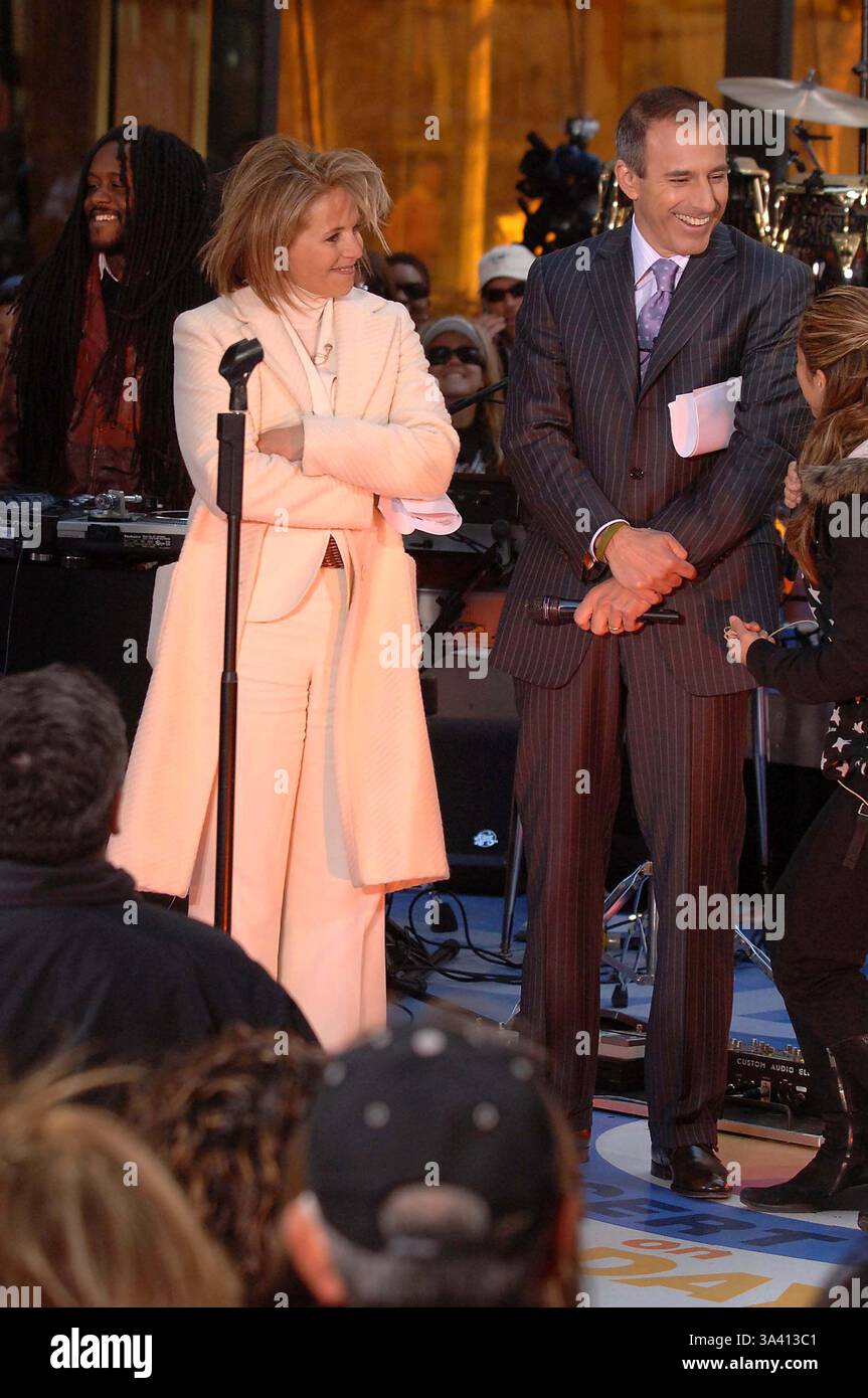 Apr. 28, 2006 - K47663AR.SHAKIRA PERFORMING AT NBC'S TODAY SHOW IN ...