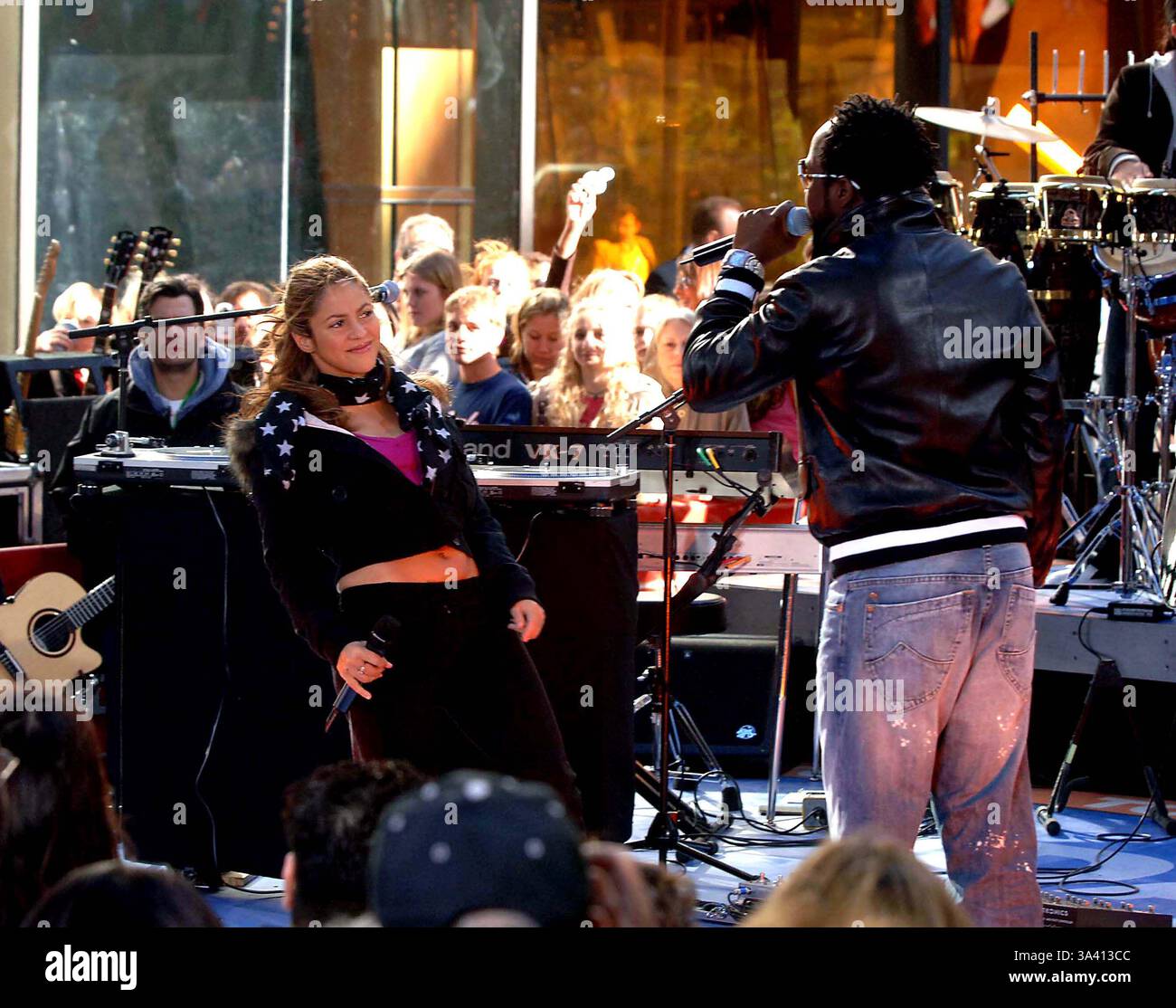 Apr. 28, 2006 - New York, New York, USA - K47663AR.SHAKIRA PERFORMING ...