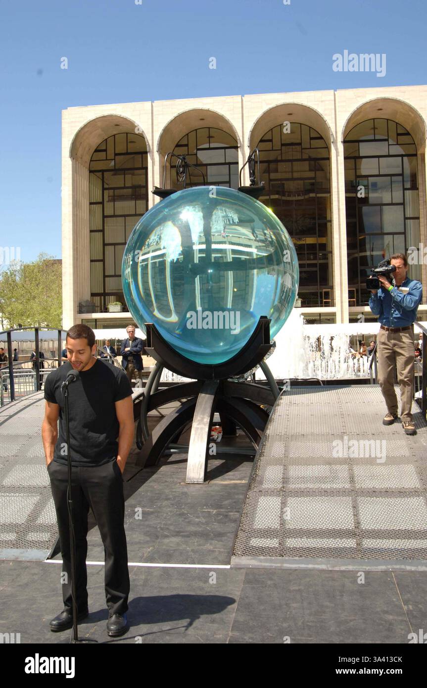 May 1, 2006 - New York, New York, USA - K47684AR.David Blaine begins ...