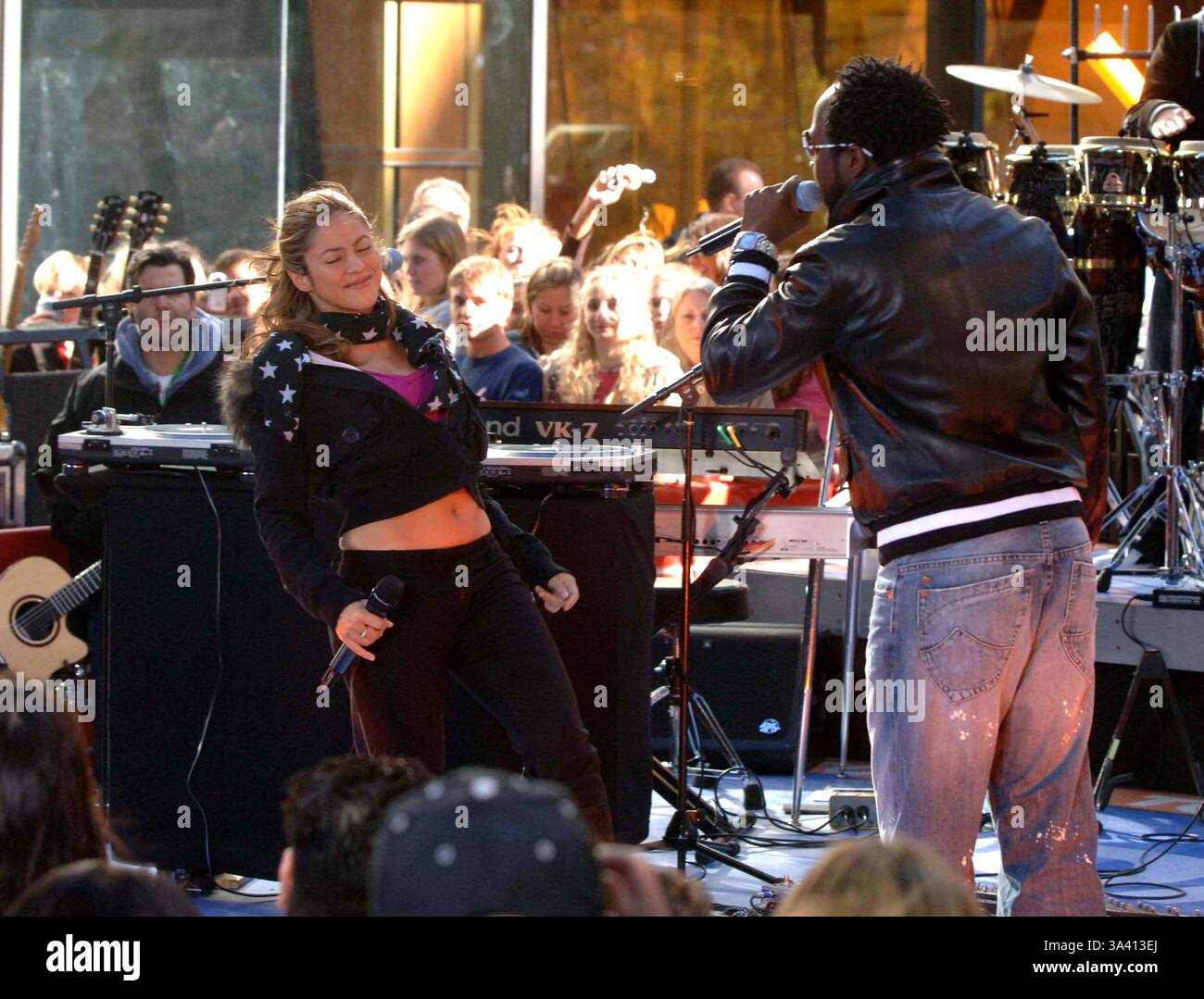 Apr. 28, 2006 - New York, New York, USA - K47663AR.SHAKIRA PERFORMING ...