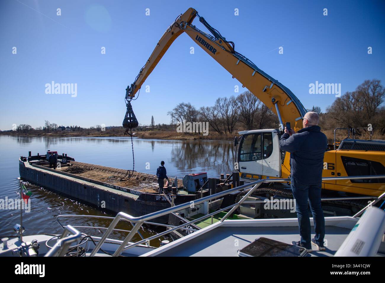18 March 2025, Saxony-Anhalt, Magdeburg: The dredger of the dredging ...