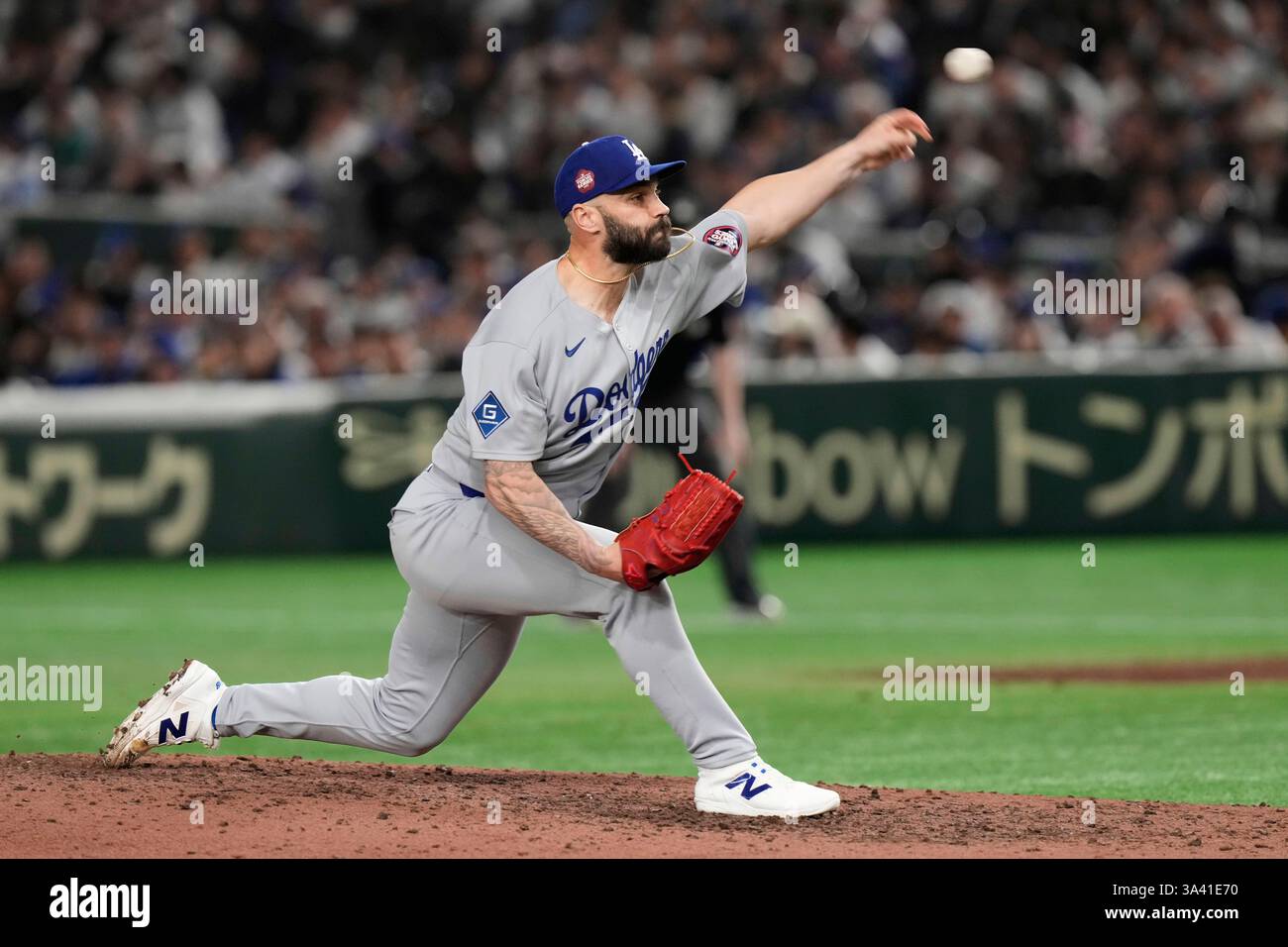 Los Angeles Dodgers relief pitcher Tanner Scott throws to the Chicago ...