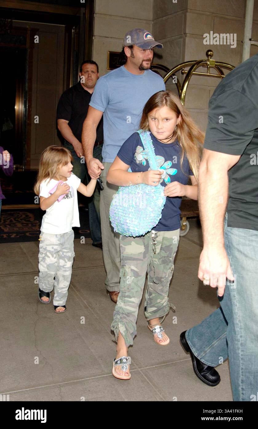 June 29, 2006 - New York, New York, USA - K48466AR.TIM MCGRAW OUT AND ...