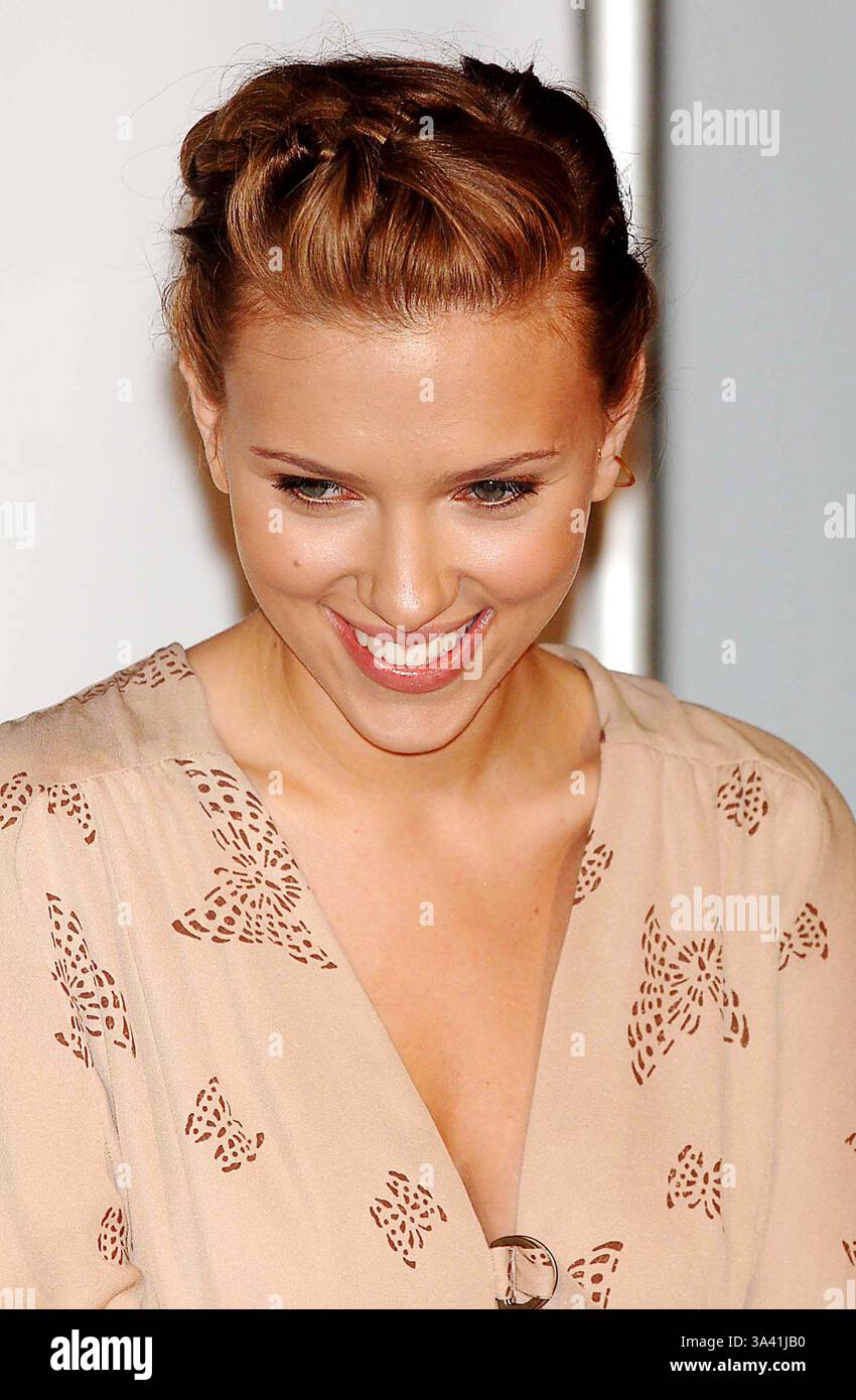 July 26, 2006 - New York, New York, USA - Scarlett Johansson joins ...