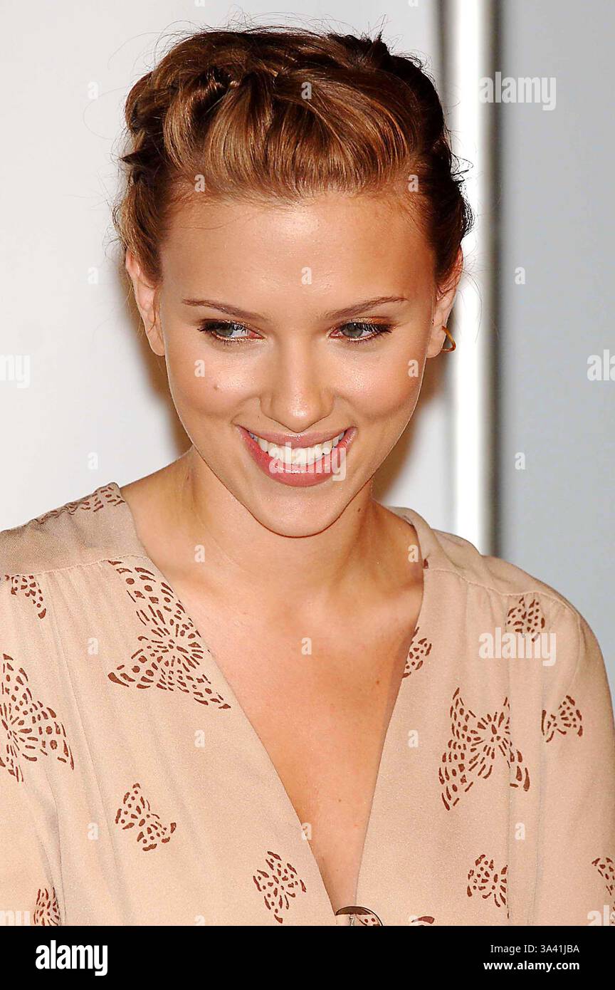 July 26, 2006 - New York, New York, USA - Scarlett Johansson joins ...