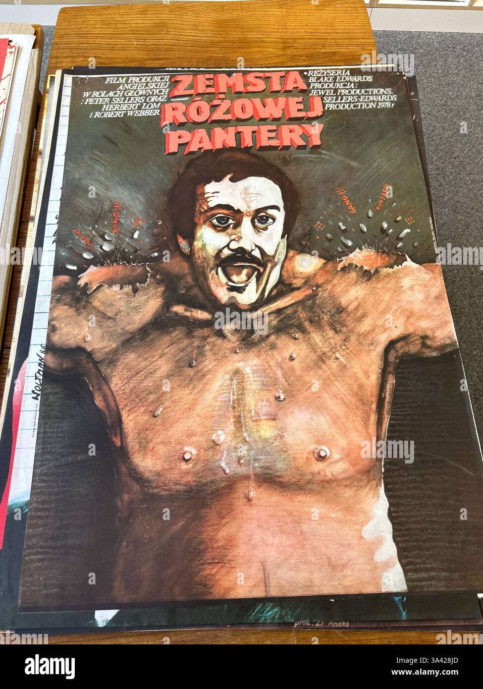 Polish posters gallery Polskie plakaty w galerii, stos polskich ...