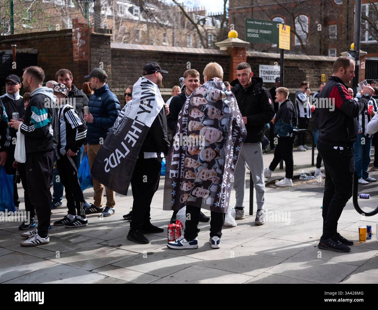 Newcastle united fans hi-res stock photography and images - Alamy