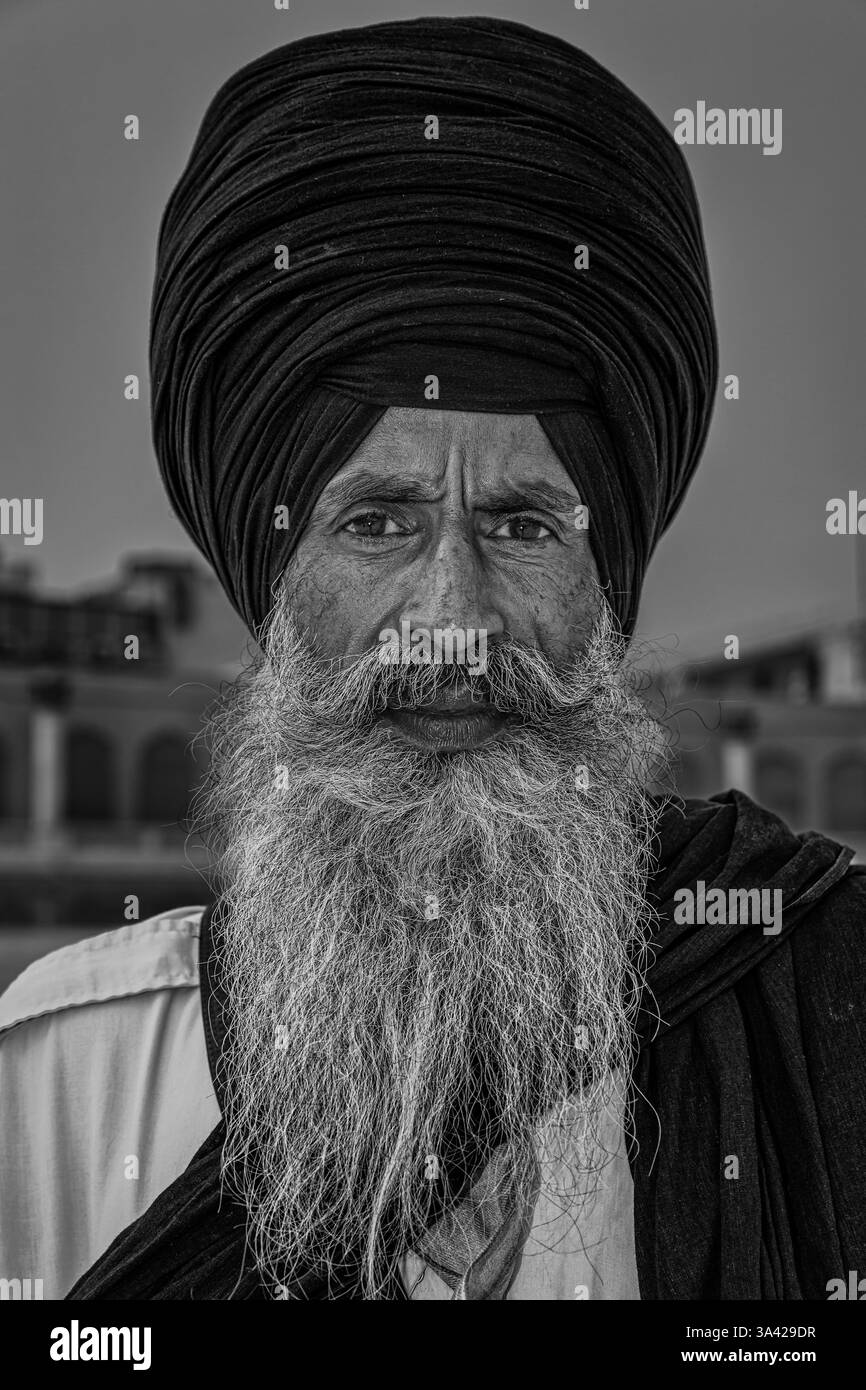 Sikh guard at The Golden Temple Complex, Amritsar, Punjab, Northern ...