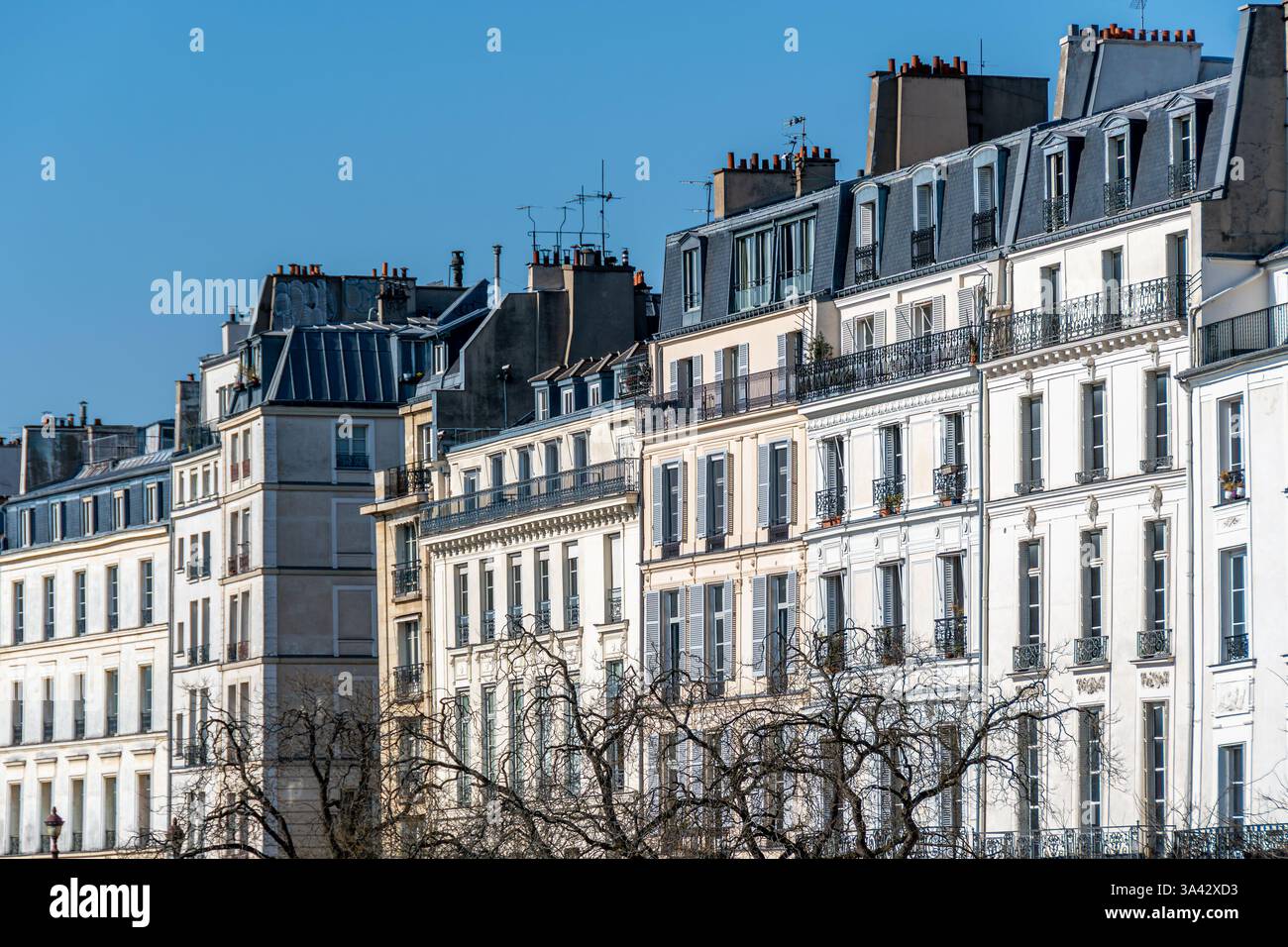 Facades of classic Parisian style residential buildings in Paris ...