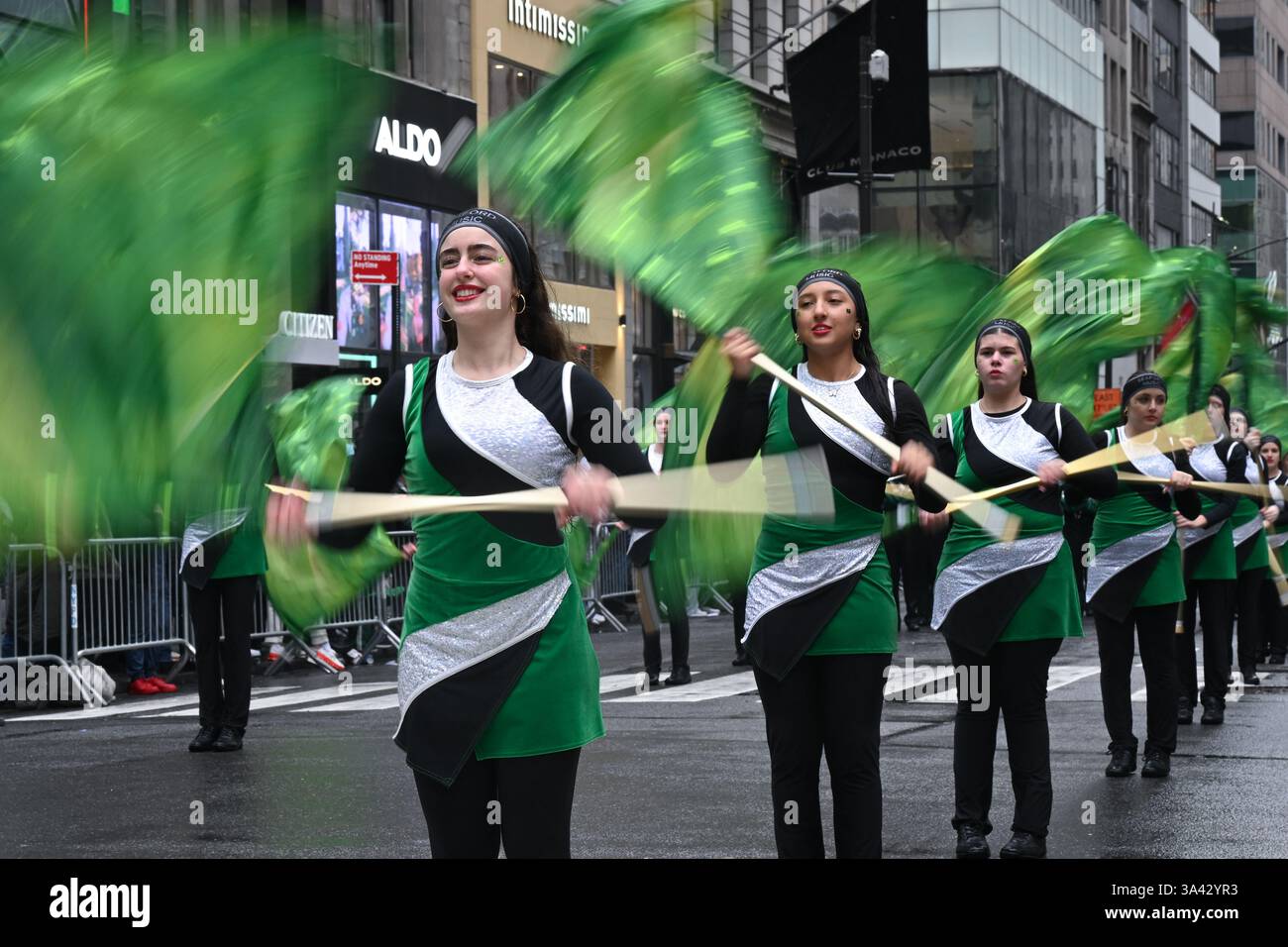 People march in the 264th Annual New York City Saint Patrick's Day ...