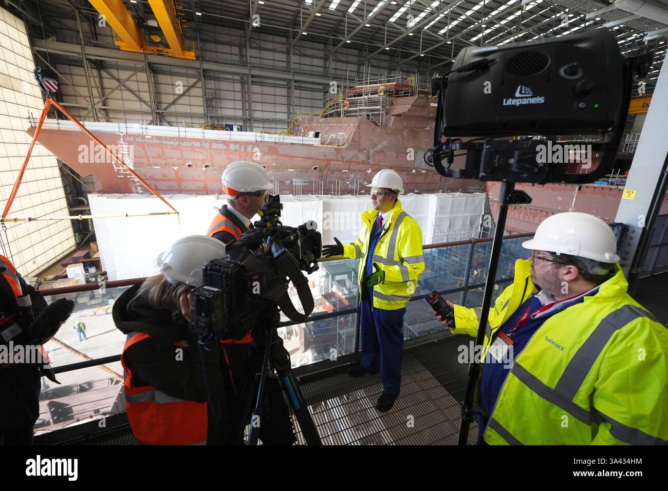 Scottish Labour leader Anas Sarwar views work on HMS Venturer and HMS ...