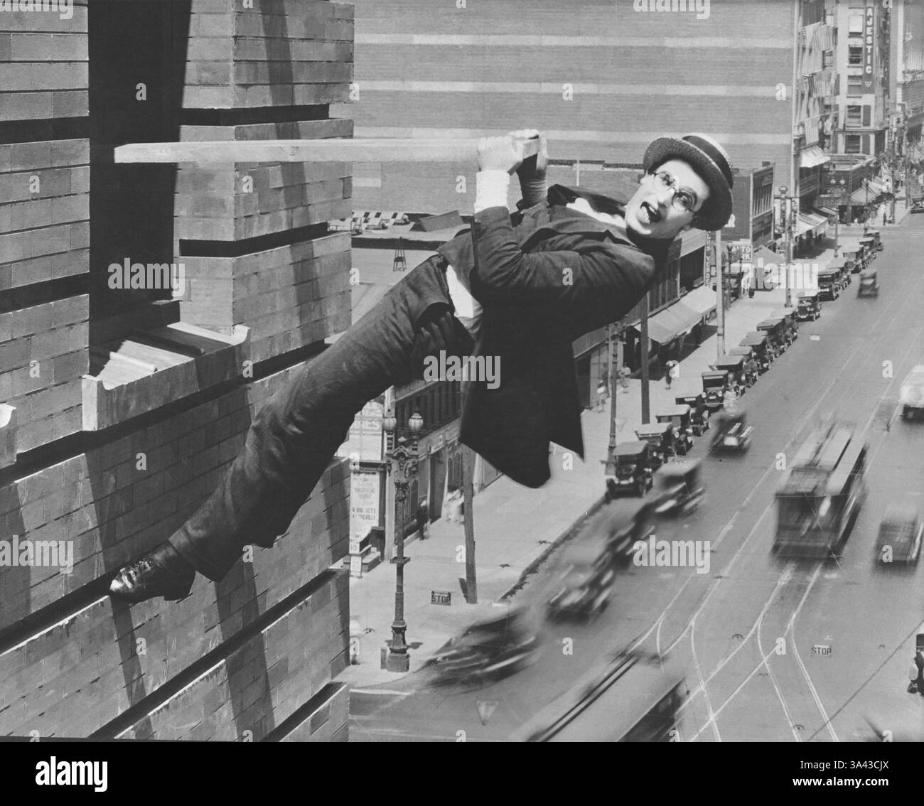 Harold Lloyd in movie Safety Last Stock Photo - Alamy