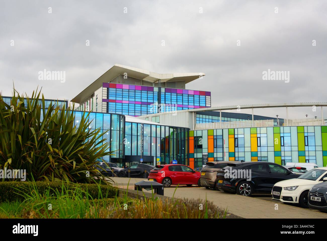 King's Mill General and emergency hospital main entrance and car ...
