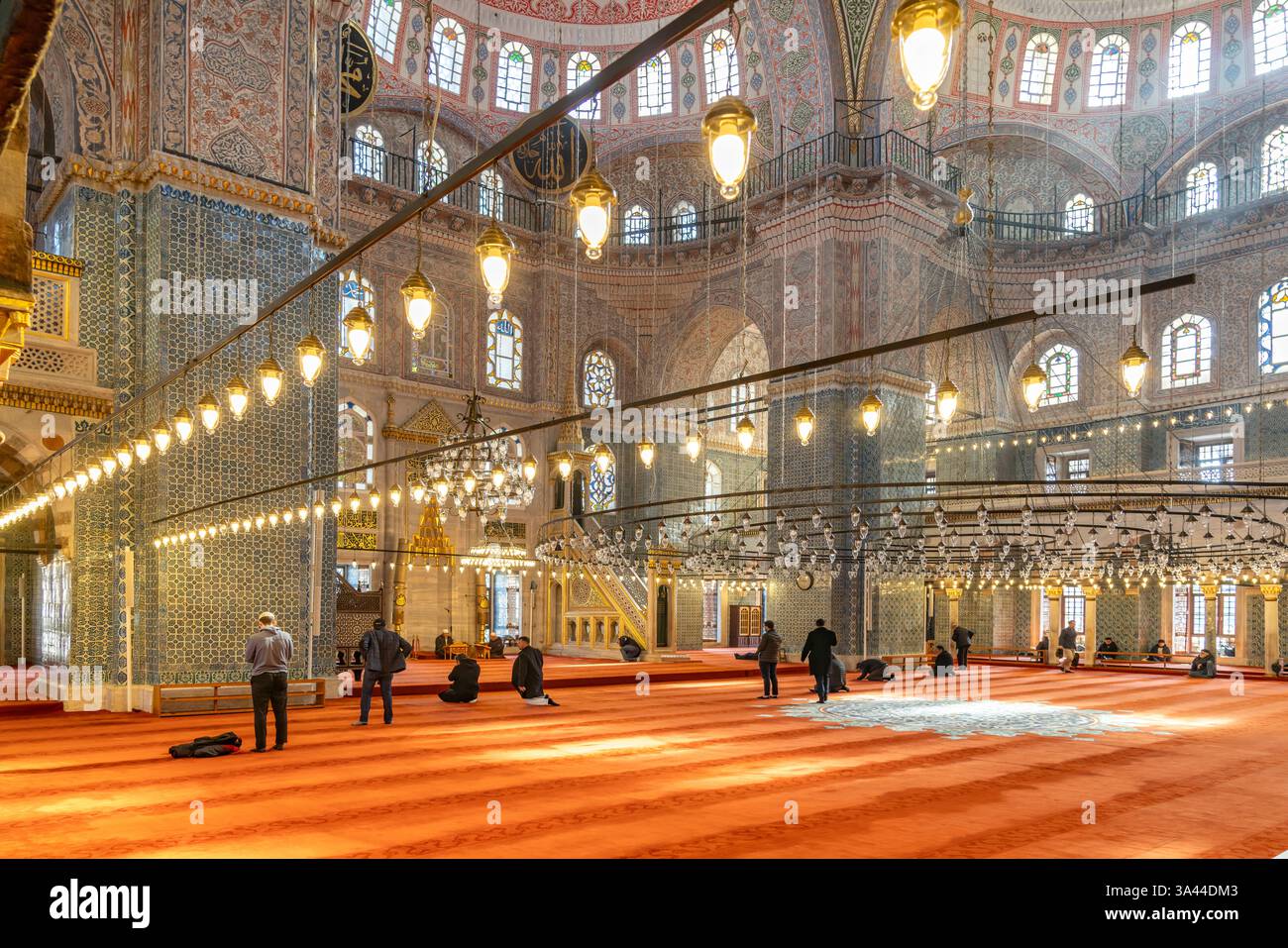 Neue Moschee Istanbul Innenraum der Neuen Moschee Yeni Camii in ...