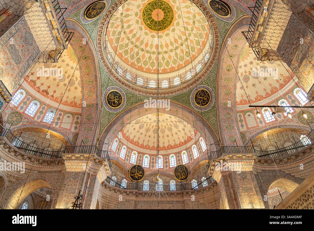 Neue Moschee Istanbul Innenraum und Kuppeln der Neuen Moschee Yeni ...