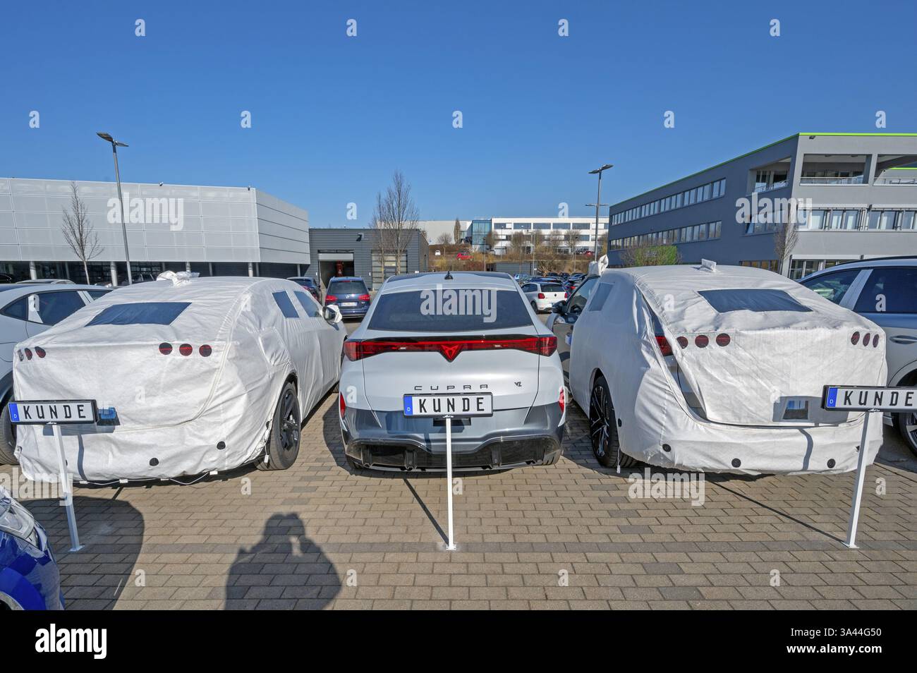 On the Volkswagen-Seitz premises, cars in white transport cases ...