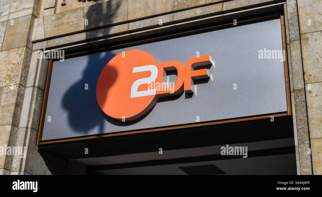 ZDF, Zweites Deutsches Fernsehen, ZDF- Logo in Berlin-Mitte, Unter den ...