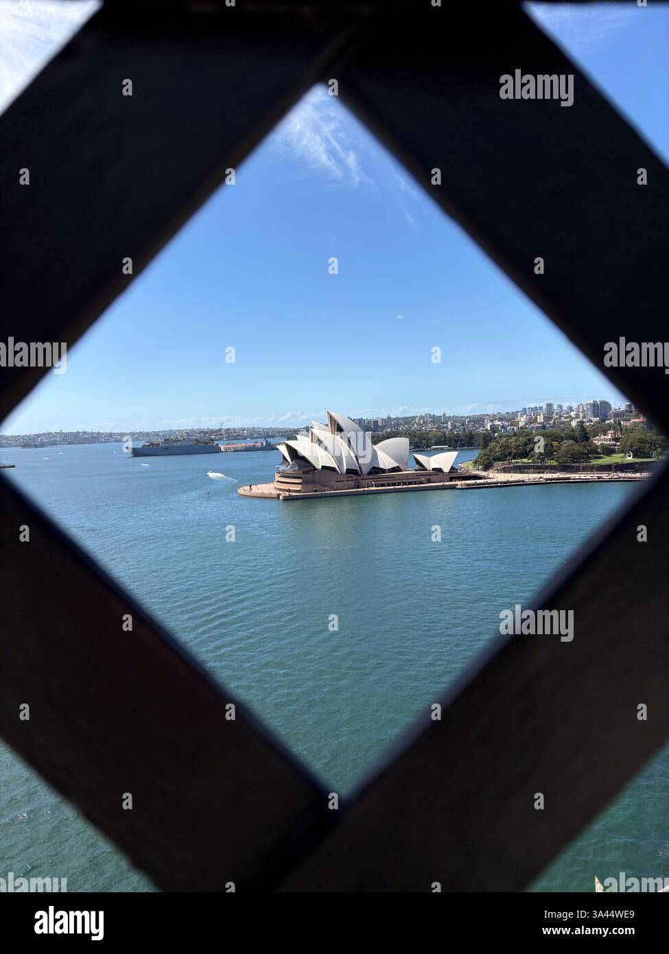 Sydney Opera House viewed through the diamond shaped pattern of Sydney ...