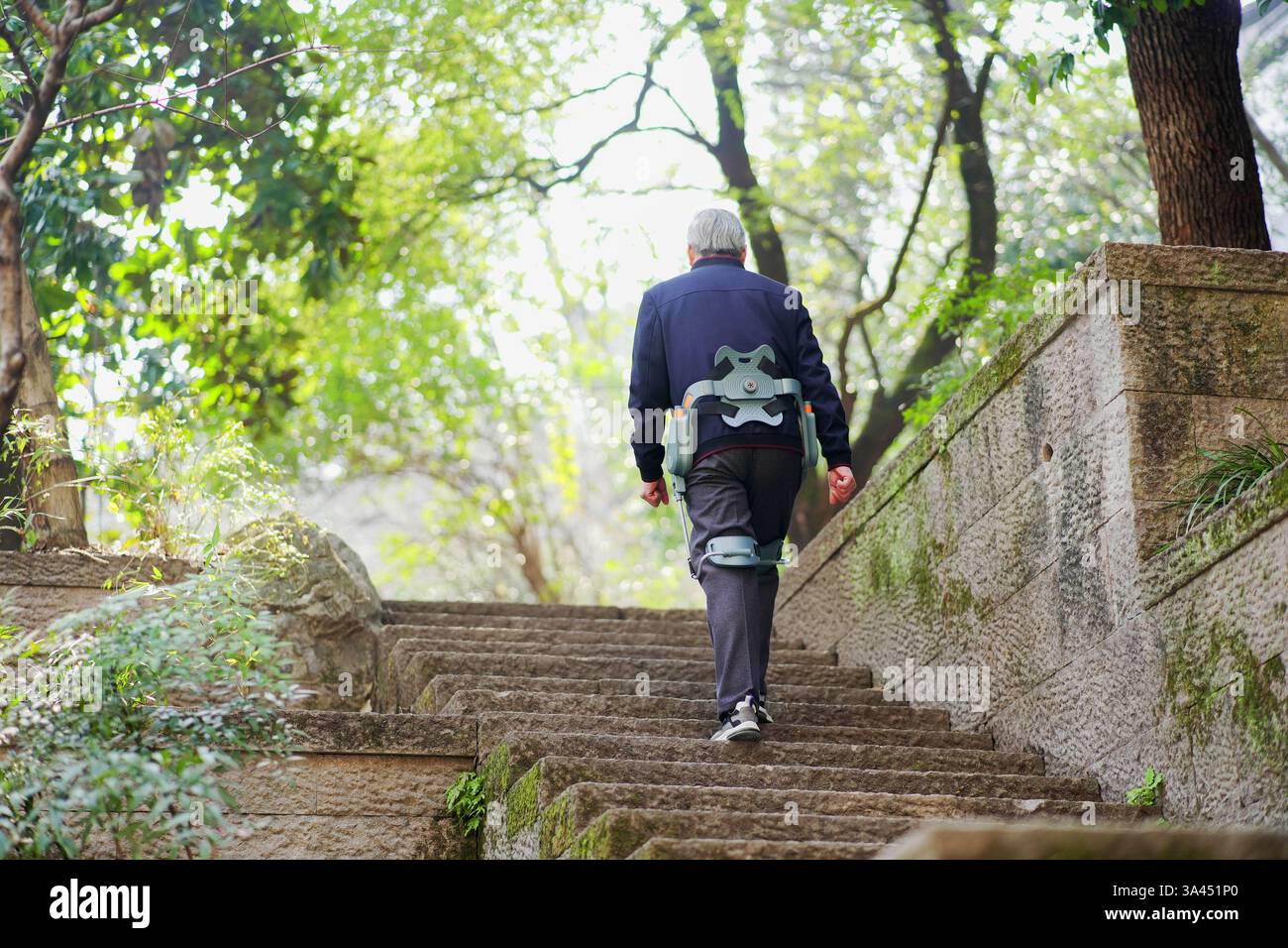(250318) -- HANGZHOU, March 18, 2025 (Xinhua) -- A senior citizen ...
