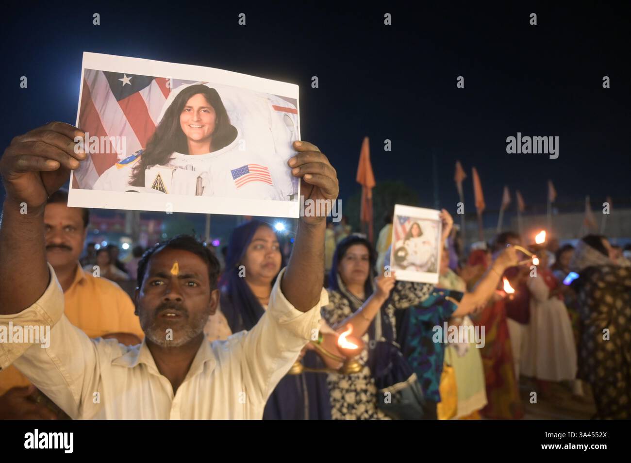 Prayagraj, Uttar Pradesh, India. 18th Mar, 2025. Devotees and priest ...