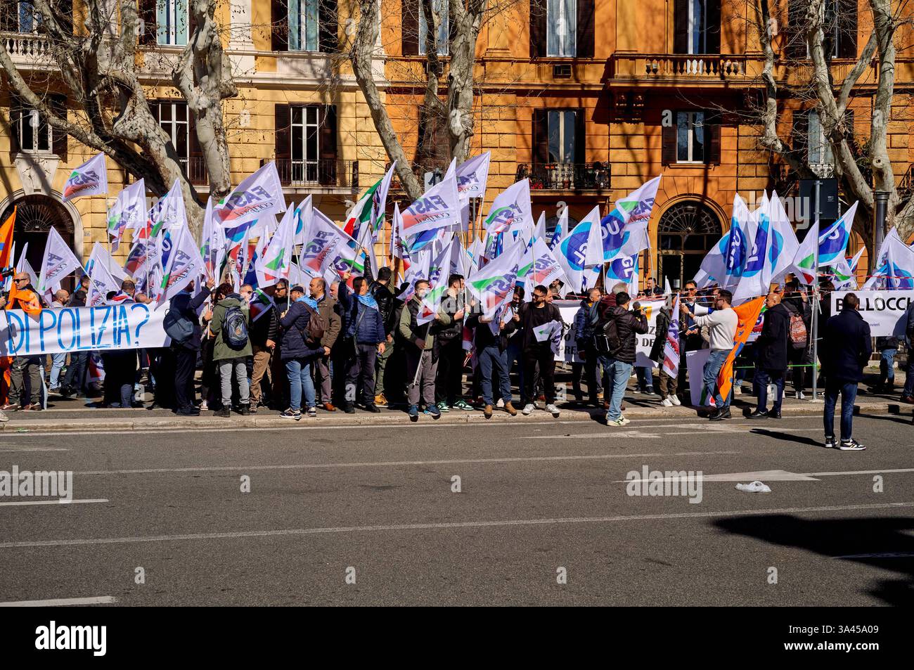 Railway workers demonstration for the right to strike ROME, ITALY ...