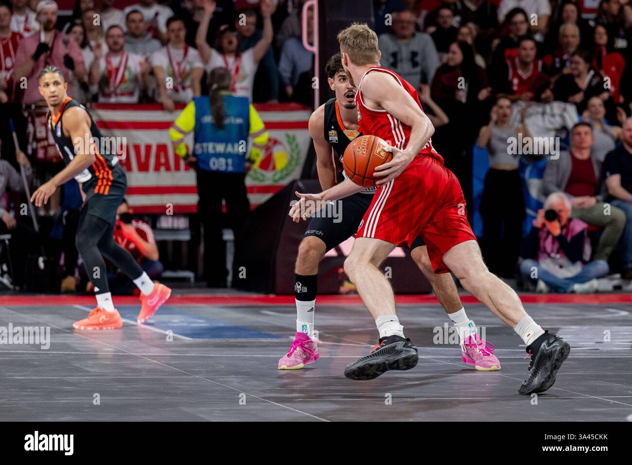 Muenchen, Deutschland. 17th Mar, 2025. Niels Giffey (FC Bayern Muenchen Basketball, #5) gegen ...