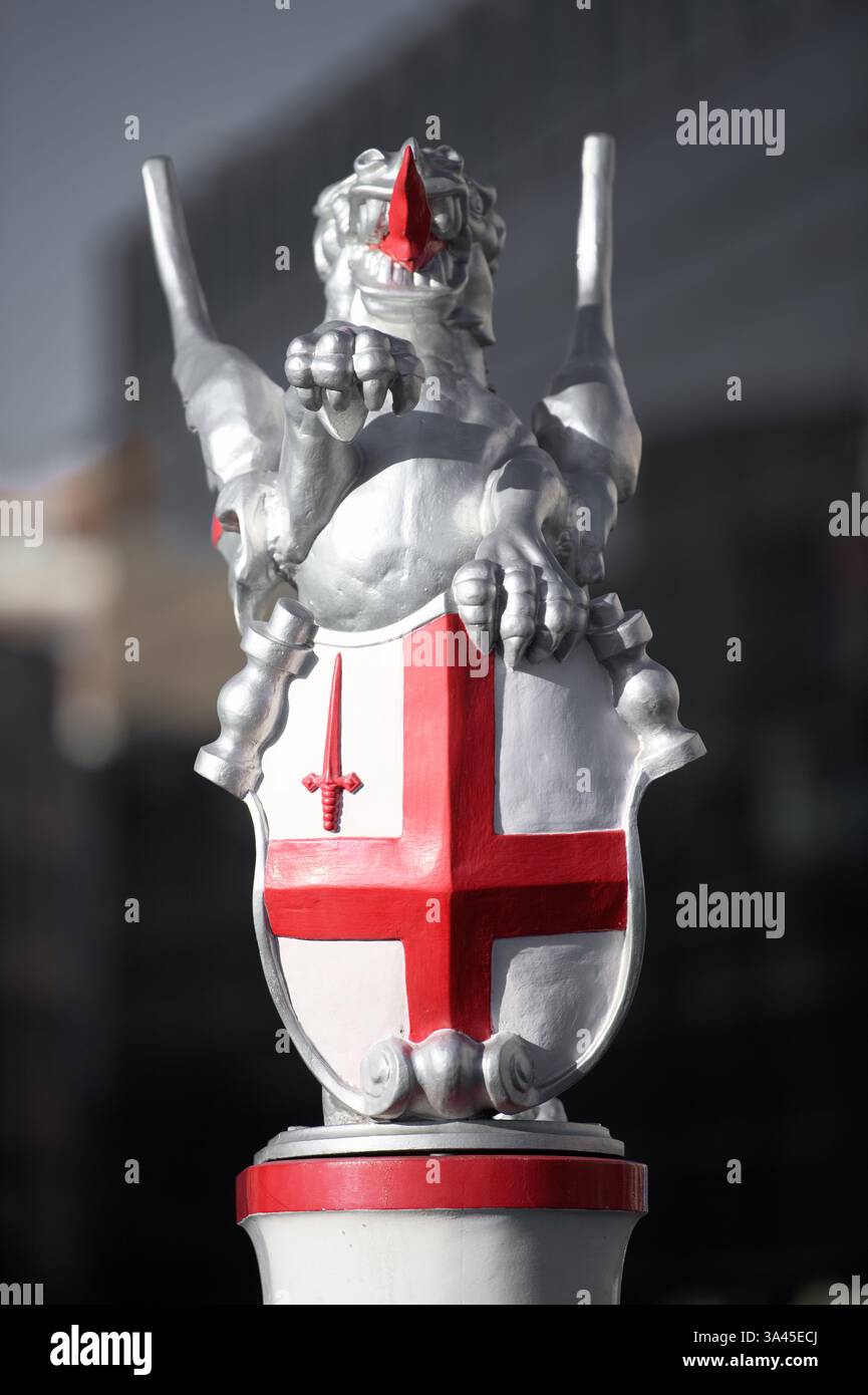 Cast iron statue of a dragon hi-res stock photography and images - Alamy