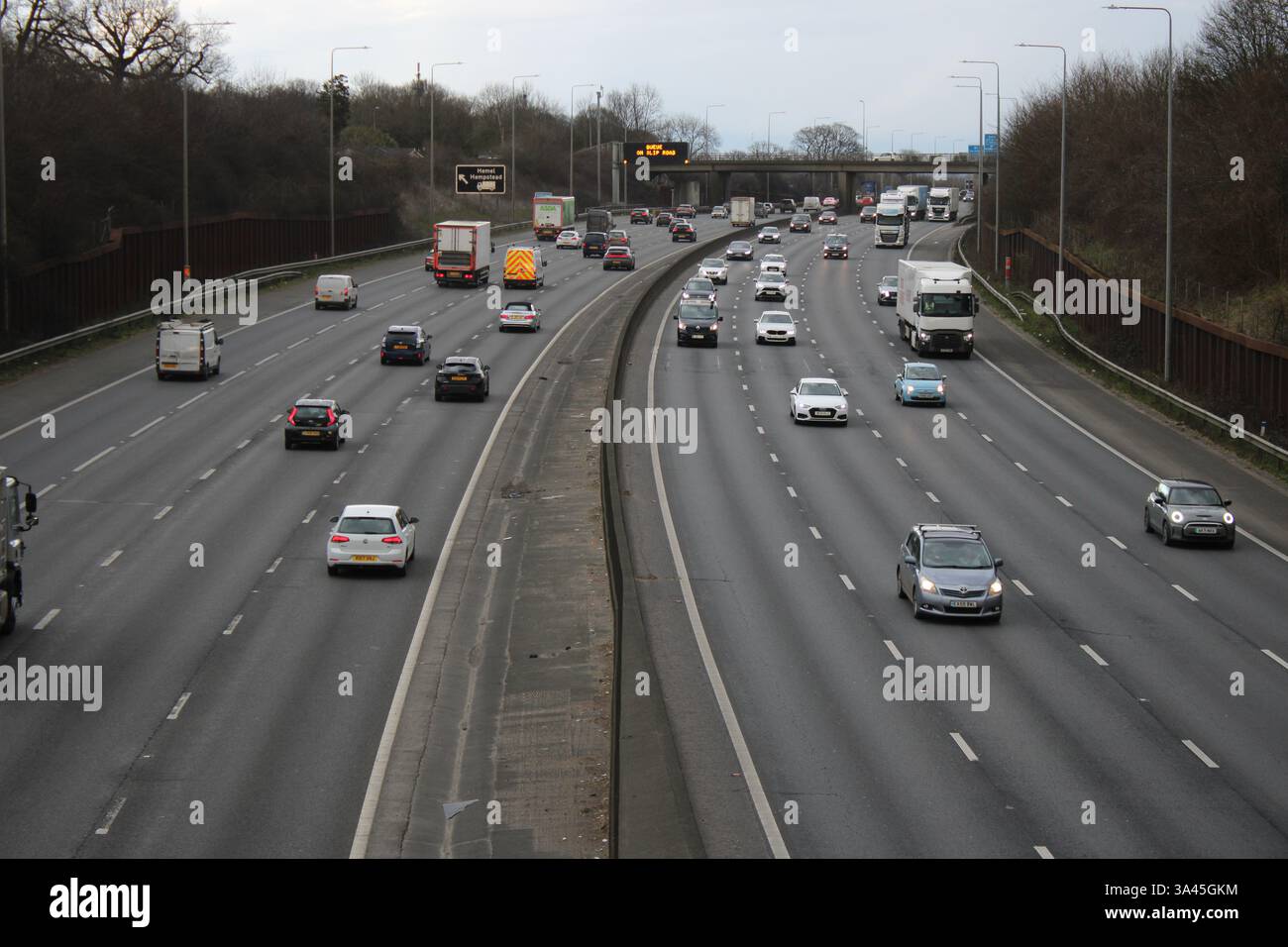 M25 Smart Motorway Traffic by Abbots Langley Heading clockwise towards ...