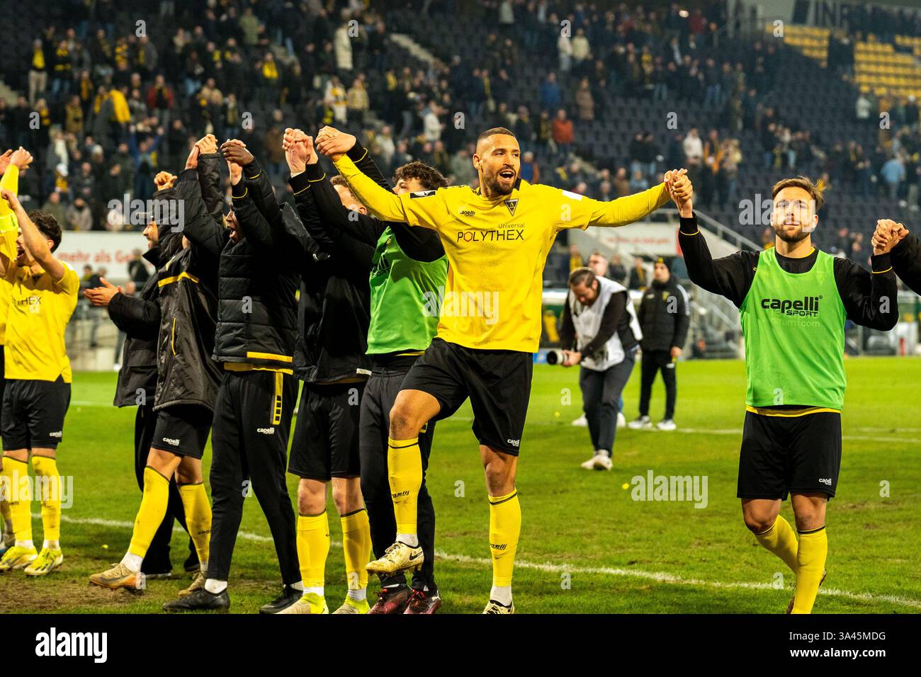 Aachen, Deutschland. 16th Mar, 2025. Die Mannschaft feiert den Sieg TSV Alemannia Aachen vs. FC ...