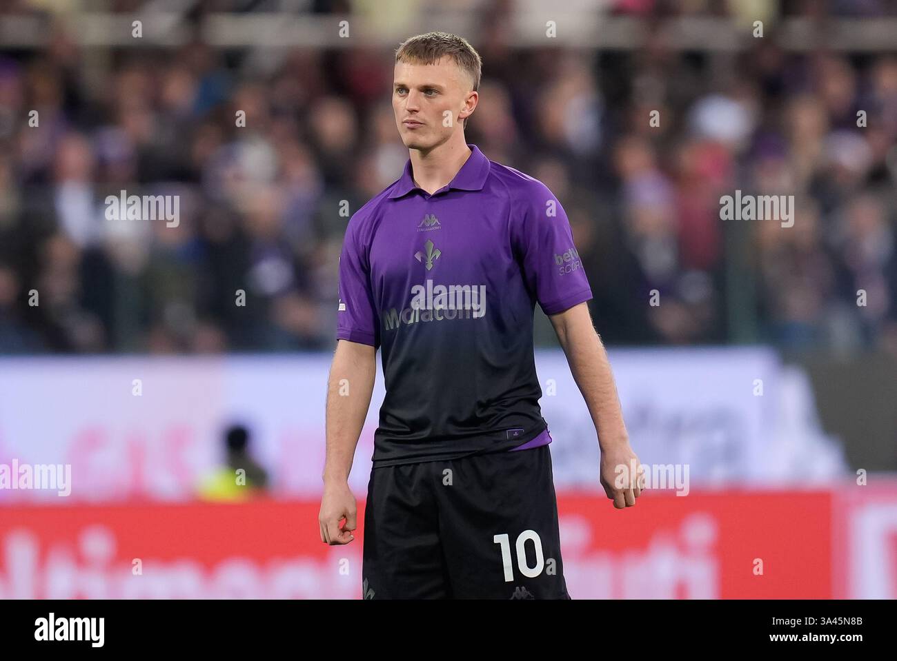 Albert Gudmundsson of ACF Fiorentina looks on during the Serie A ...