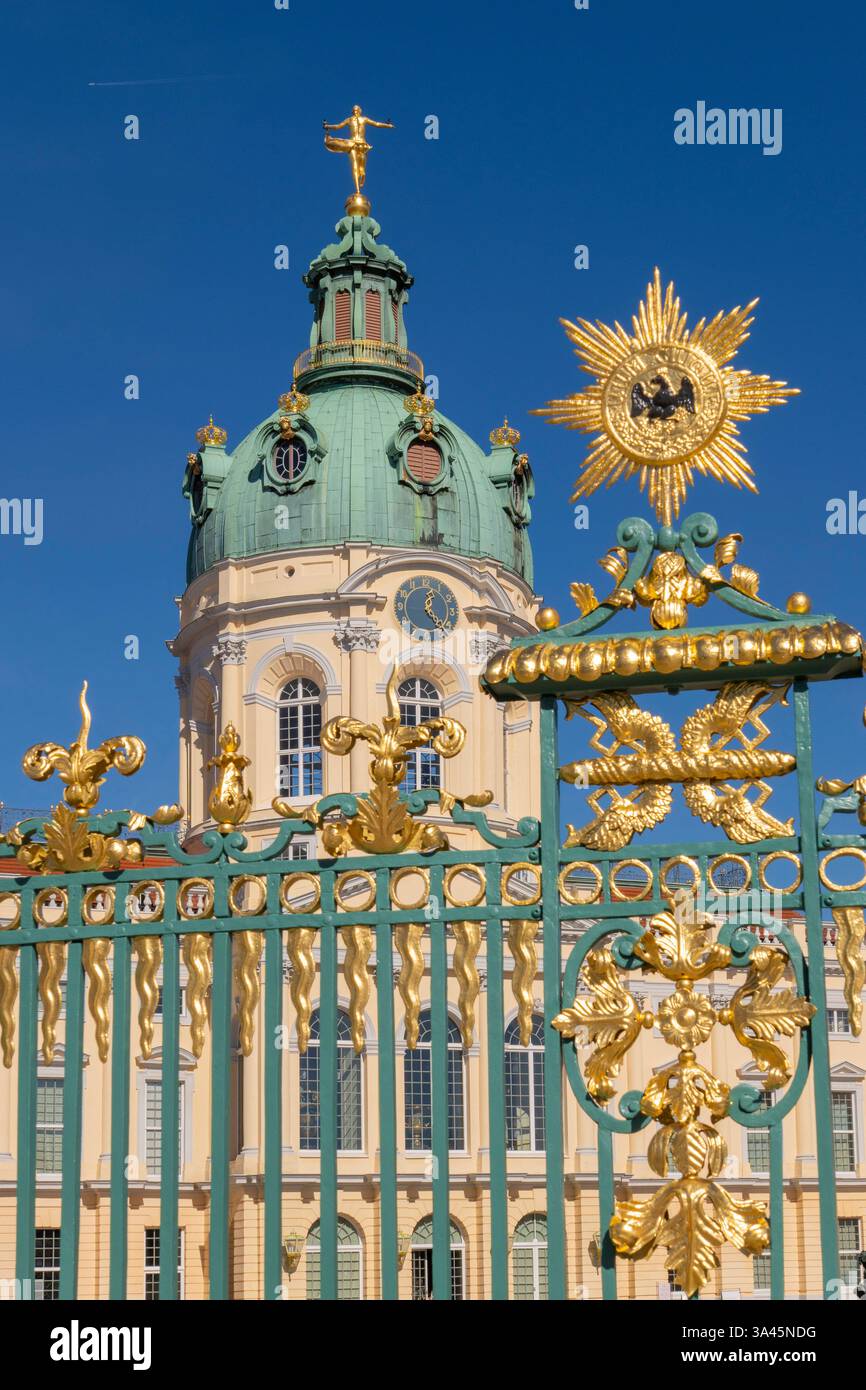 Das Schloss Charlottenburg am Spanndauer Damm in Berlin-Charlottenburg ...