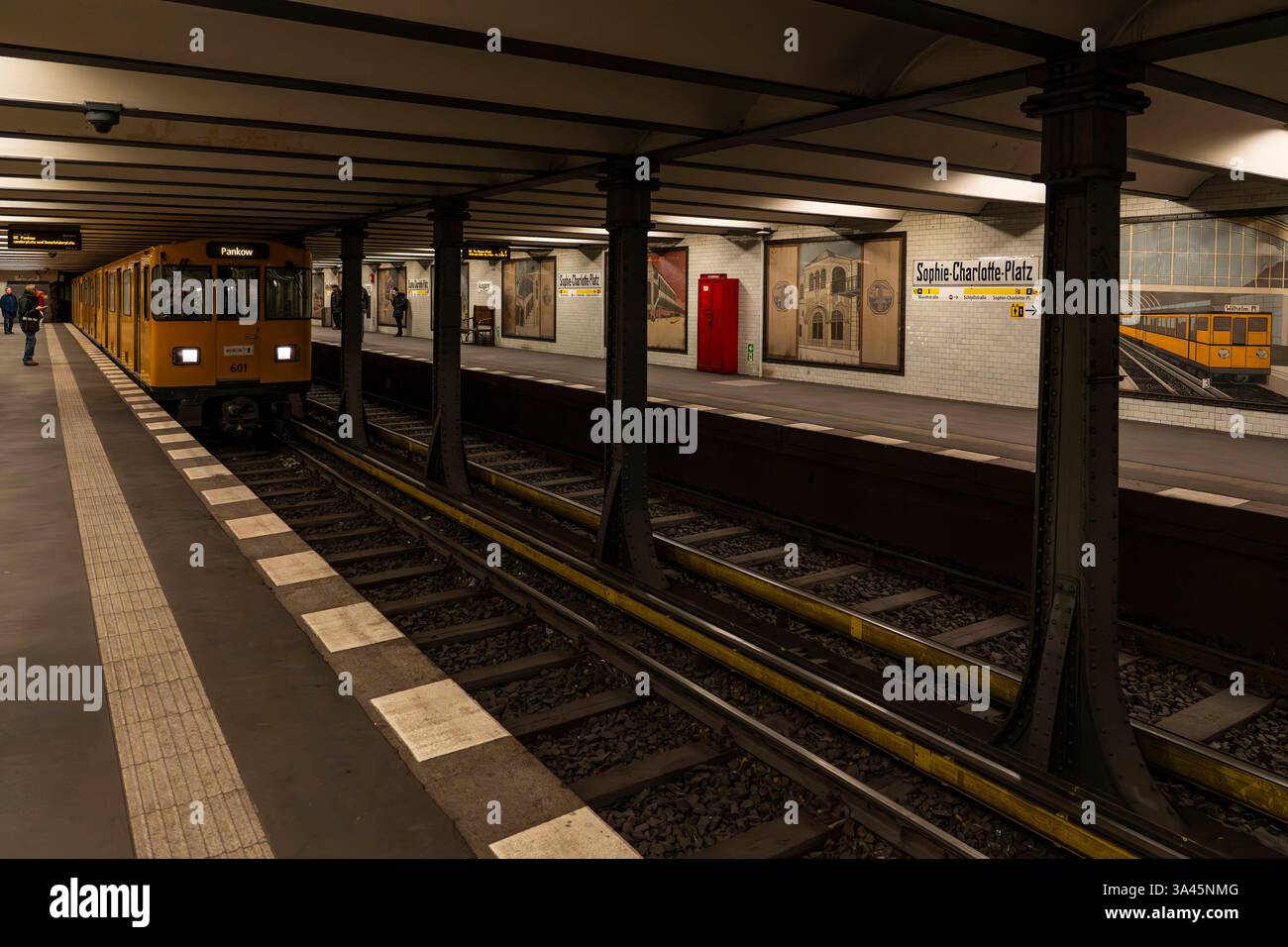 Der U-Bahnhof Sophie-Charlotte-Platz der U-Bahnlinie U2 unter dem ...