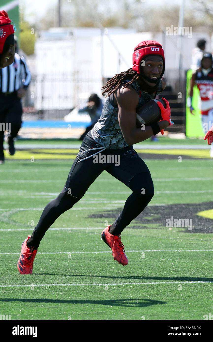 City Reapers defensive back Samari Matthews (9) runs the ball after an ...
