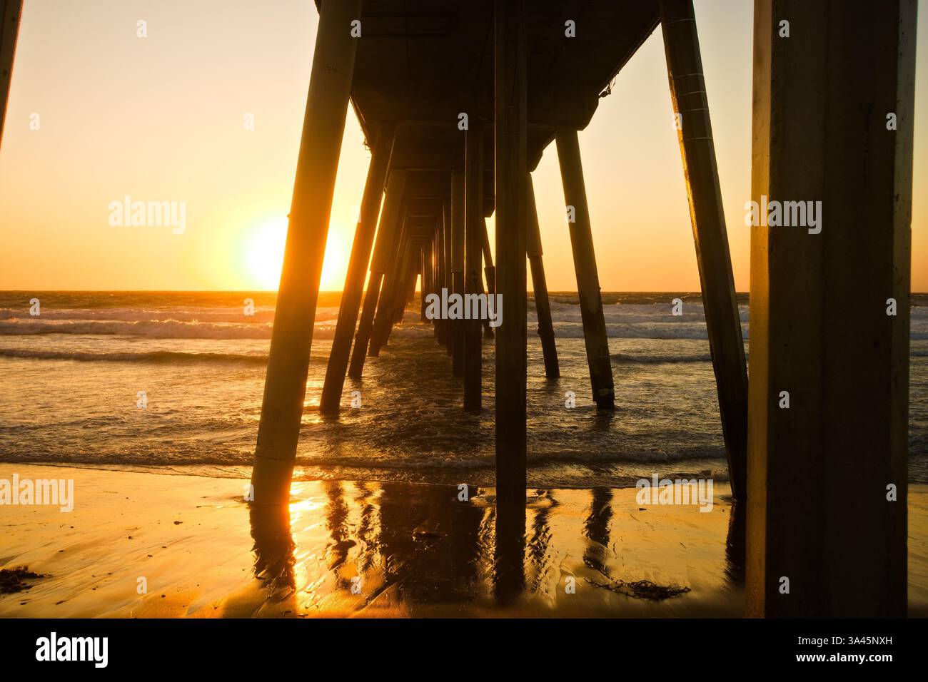 Beautiful pier hermosa beach hi-res stock photography and images - Alamy