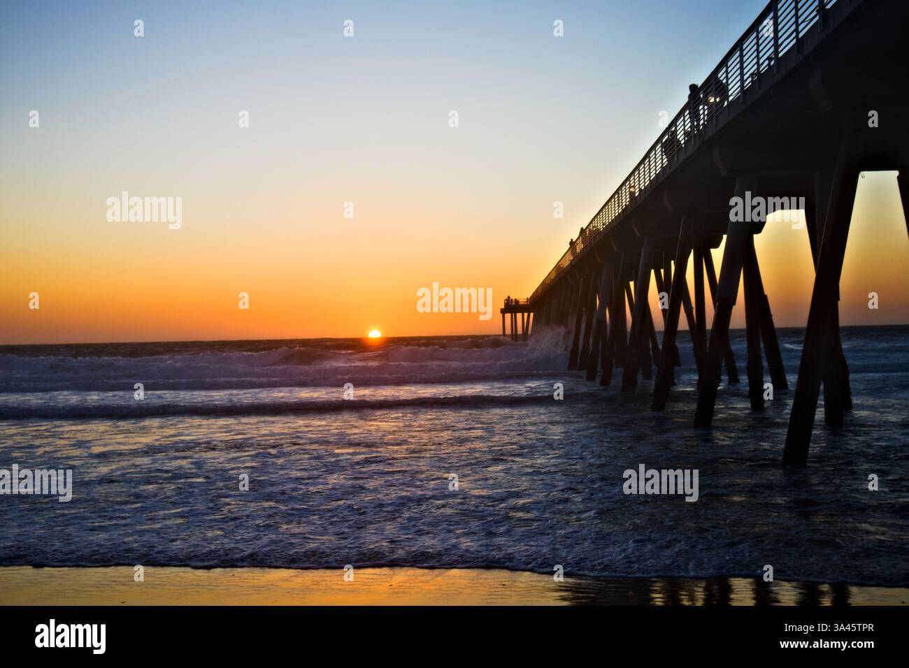 Beautiful pier hermosa beach hi-res stock photography and images - Alamy